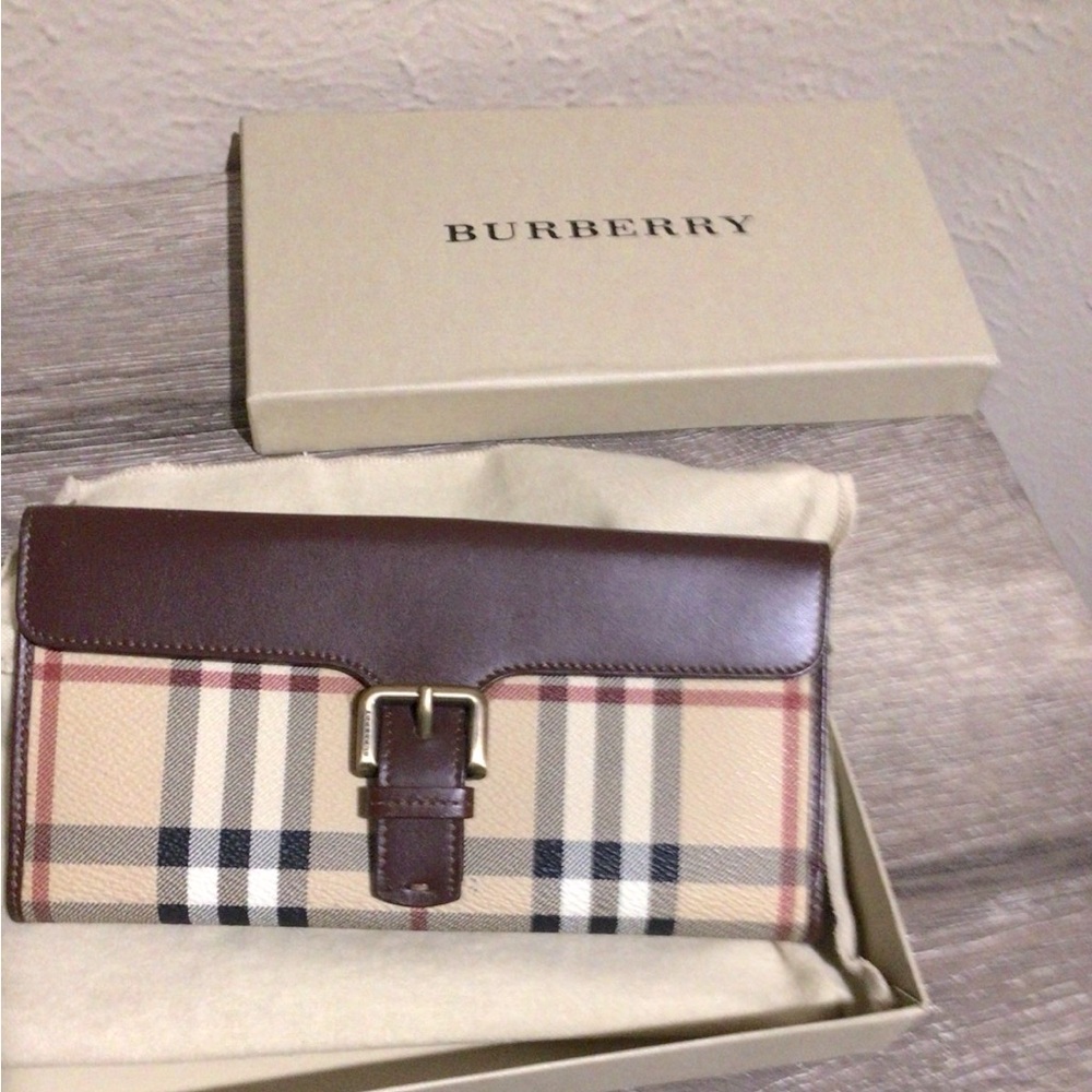 Beautiful Authentic Burberry Wallet!! - Gem